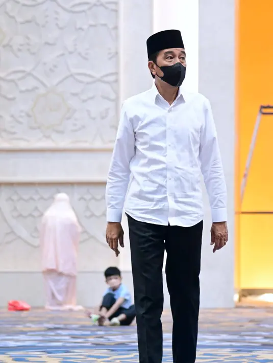 Bersama Iriana dan Jan Ethes, Jokowi Sholat Dhuha di Masjid Sheikh ...
