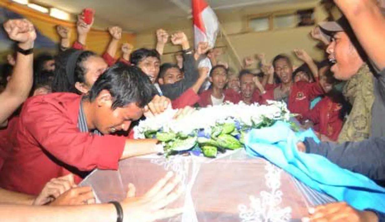 Mahasiswa UBK dan aktivis lainnya melakukan penghormatan untuk Sondang ...