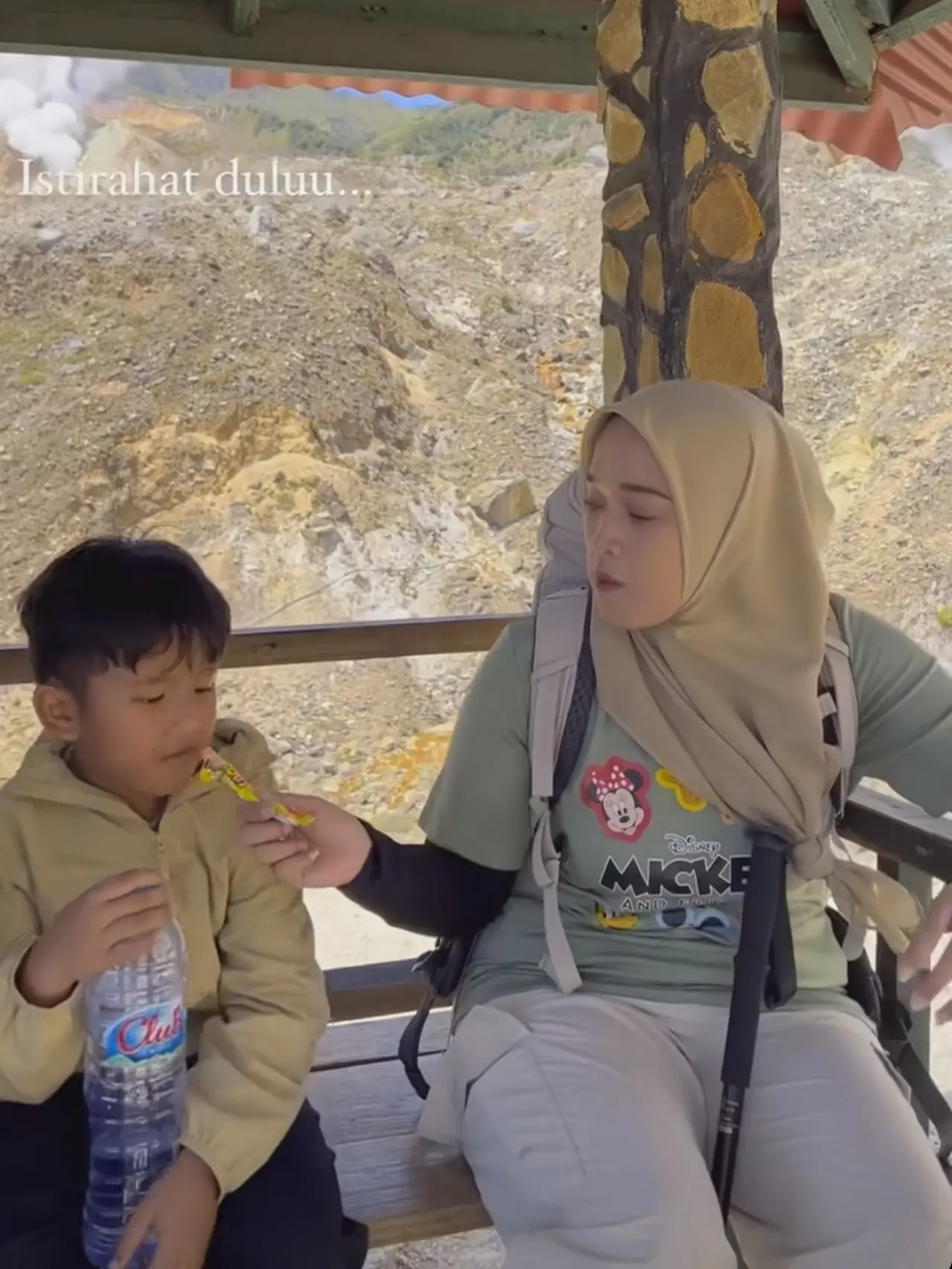 8 Potret Ririe Fairus Ajak Dua Anaknya Naik Gunung, Nikmati Keindahan ...