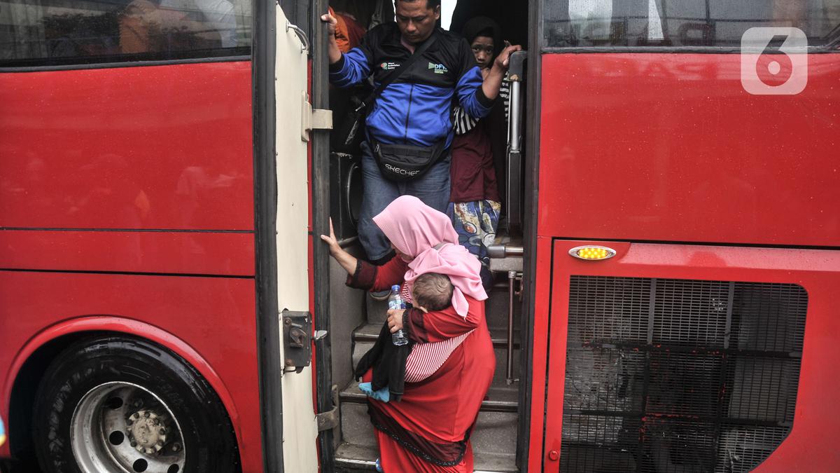 Puncak Arus Balik Mudik Lebaran di Terminal Kampung Rambutan - Foto Liputan6.com