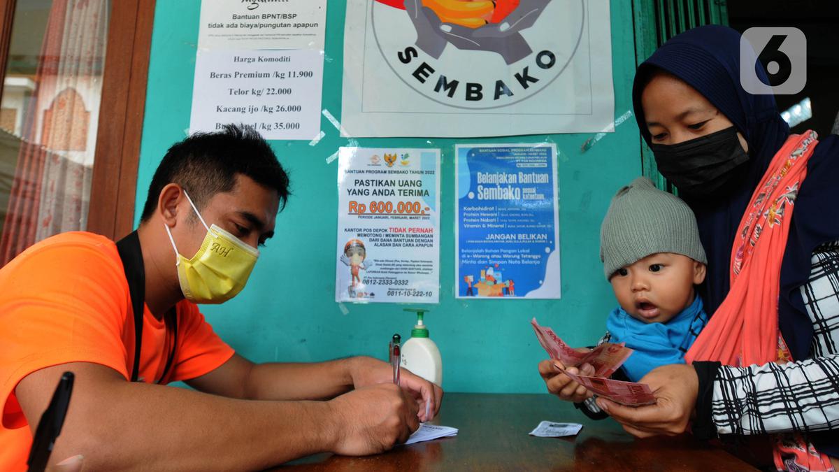 FOTO: Penyaluran BST Program Sembako - Foto Liputan6.com