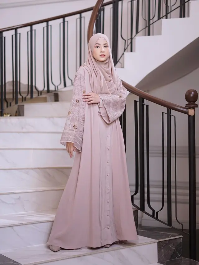 8 Model Baju Gamis Simple Dan Elegan Simak Inspirasinya Dari Citra Kirana Hingga Laudya Cynthia