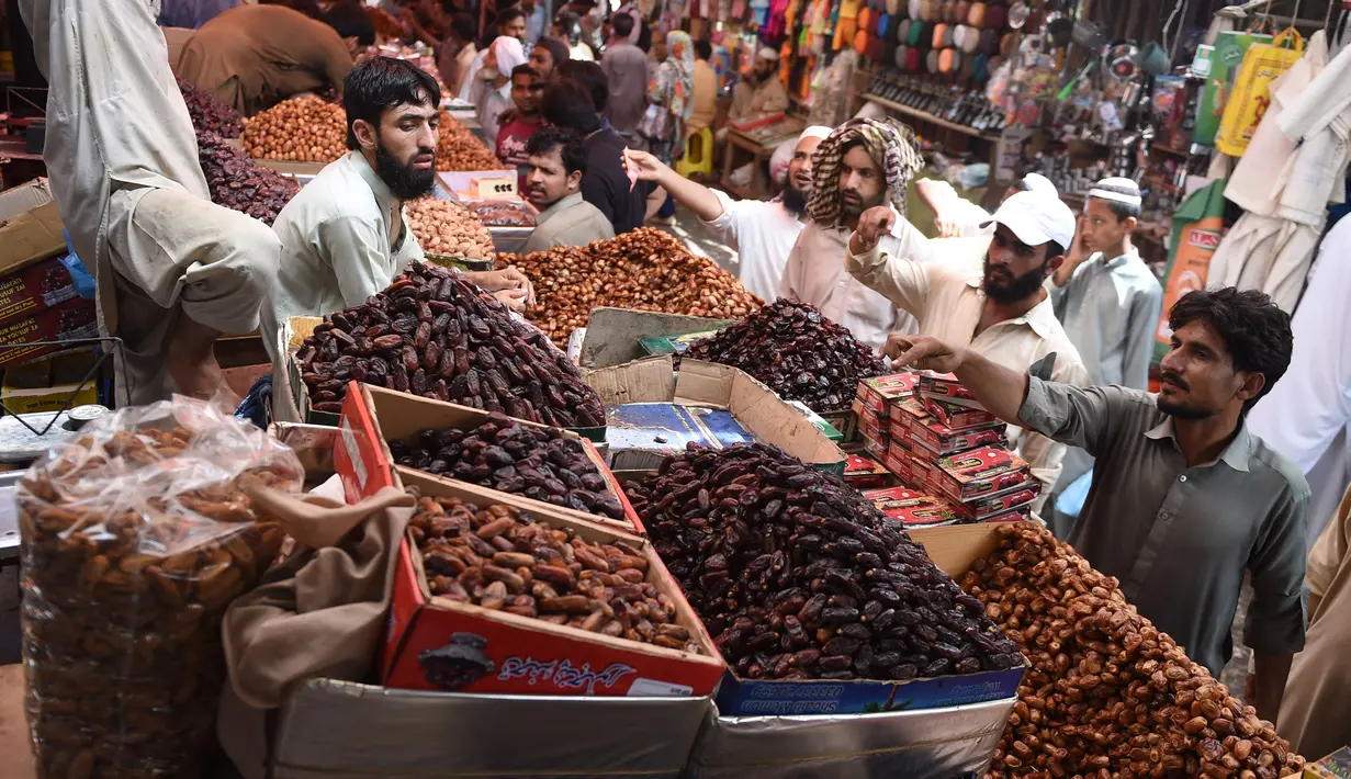 FOTO: Semarak Ramadan di Pakistan, Warga Belanja untuk Persiapan Sahur ...