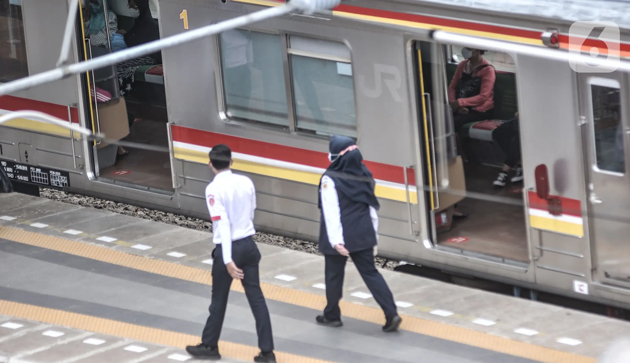 FOTO: Jadwal Operasional KRL Kembali Normal - Foto Liputan6.com