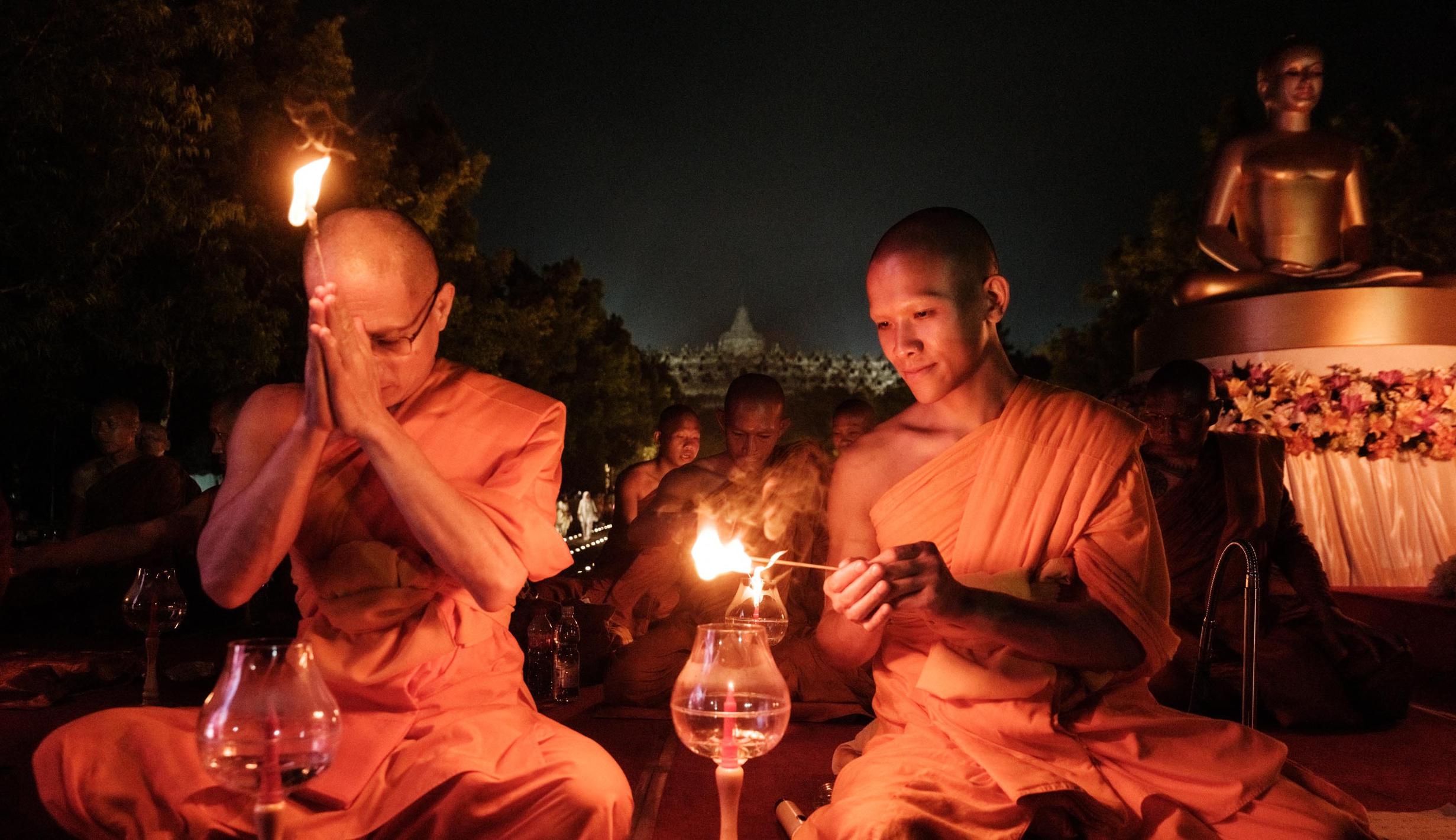 Puncak Waisak 2569 BE/2025, Ribuan Cahaya Lampion Terangi Candi Borobudur