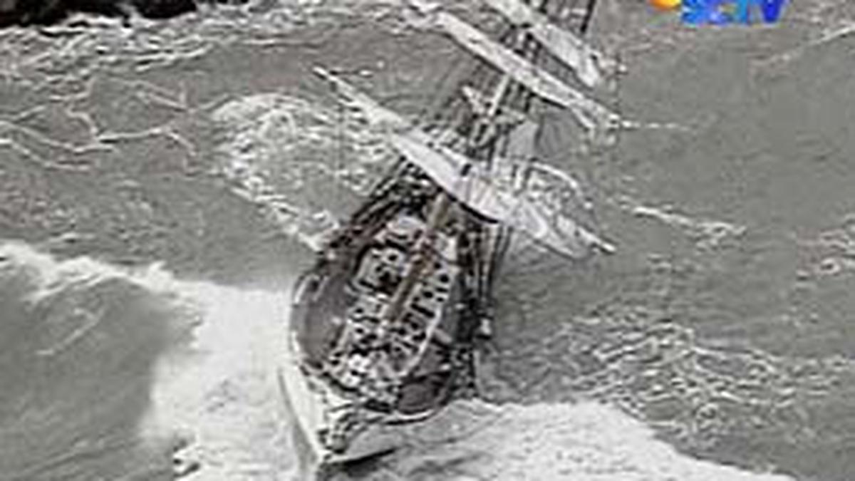 Kapal Terbalik di Pantai Oxnard - Global Liputan6.com