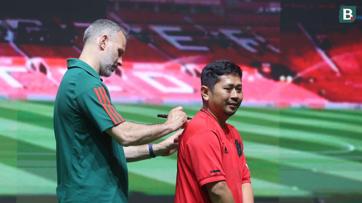Foto: Full Senyum, Ini Ragam Tingkah Fans MU saat Bisa Berada di Dekat ...