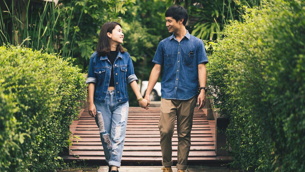 7 Cara Sederhana Menjadi Teman yang Baik untuk Pasangan