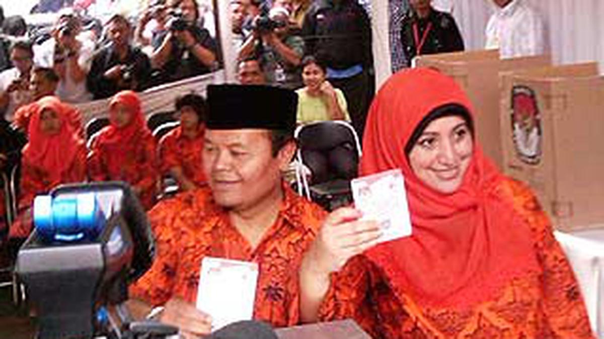 Hidayat Nur Wahid Mencoblos di TPS 013 - News Liputan6.com