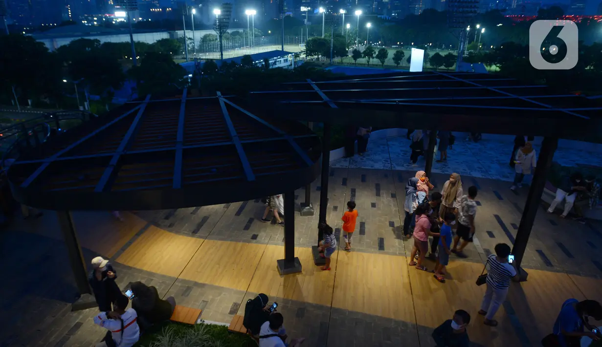FOTO: Menikmati Pemandangan Ibu Kota dari Skywalk Senayan Park - Foto ...