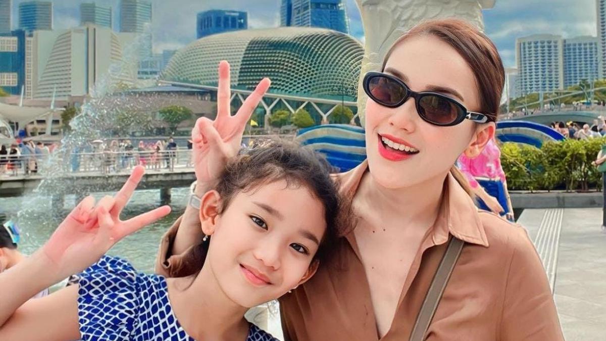 6 Potret Keseruan Liburan Ayu Ting Ting di Singapura, Disebut Adik Kakak dengan Bilqis ...