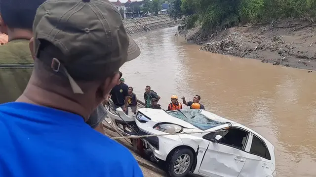 Emak-Emak Belajar Nyetir Mobil Tercemplung di Anak Sungai Bengawan Solo - Regional Liputan6.com