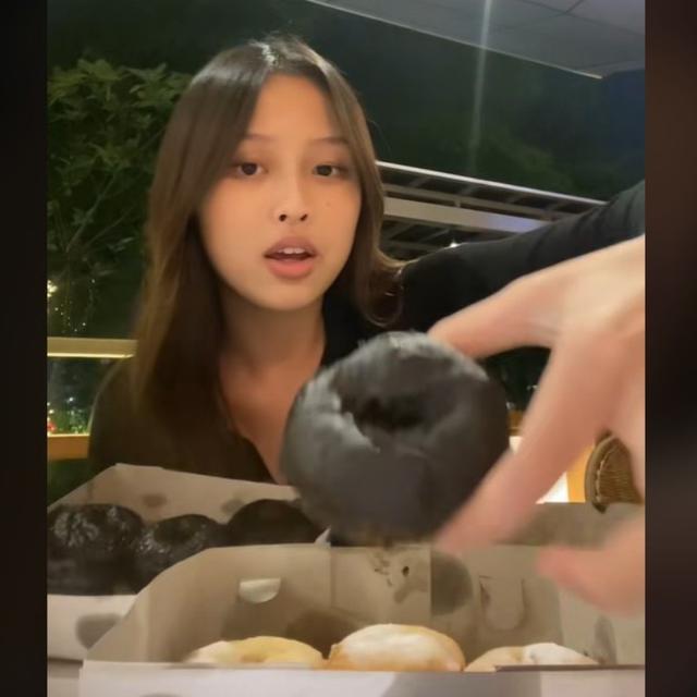Viral Food Vlogger Review Donat Pinkan Mambo Seharga Rp200 Ribu ...