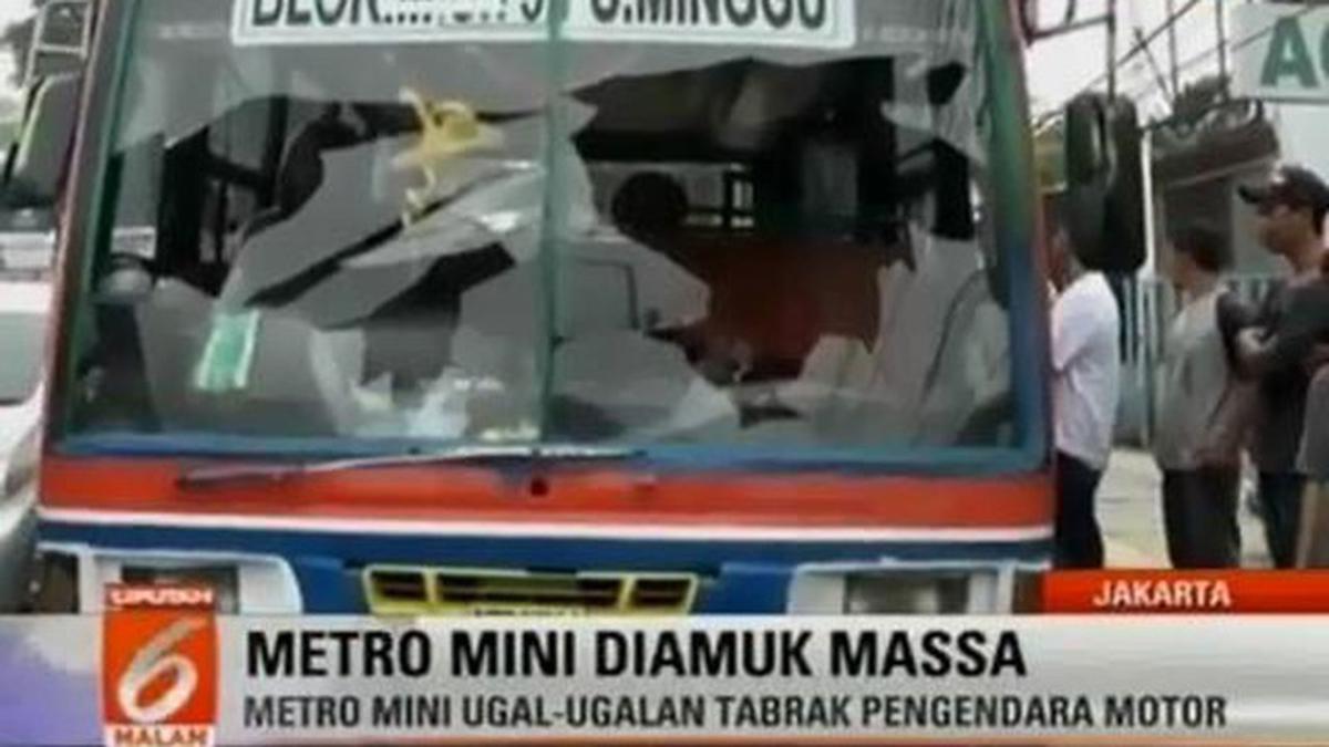 Sopir Ugal-Ugalan, Metromini Diamuk Warga - News Liputan6.com