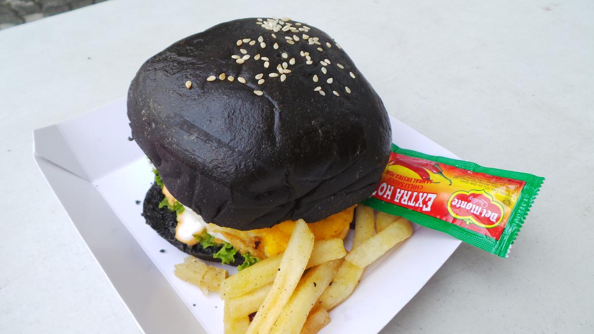 Burger Hitam dari Arang Bambu, Coba di Food Truck Blackjack - Health ...