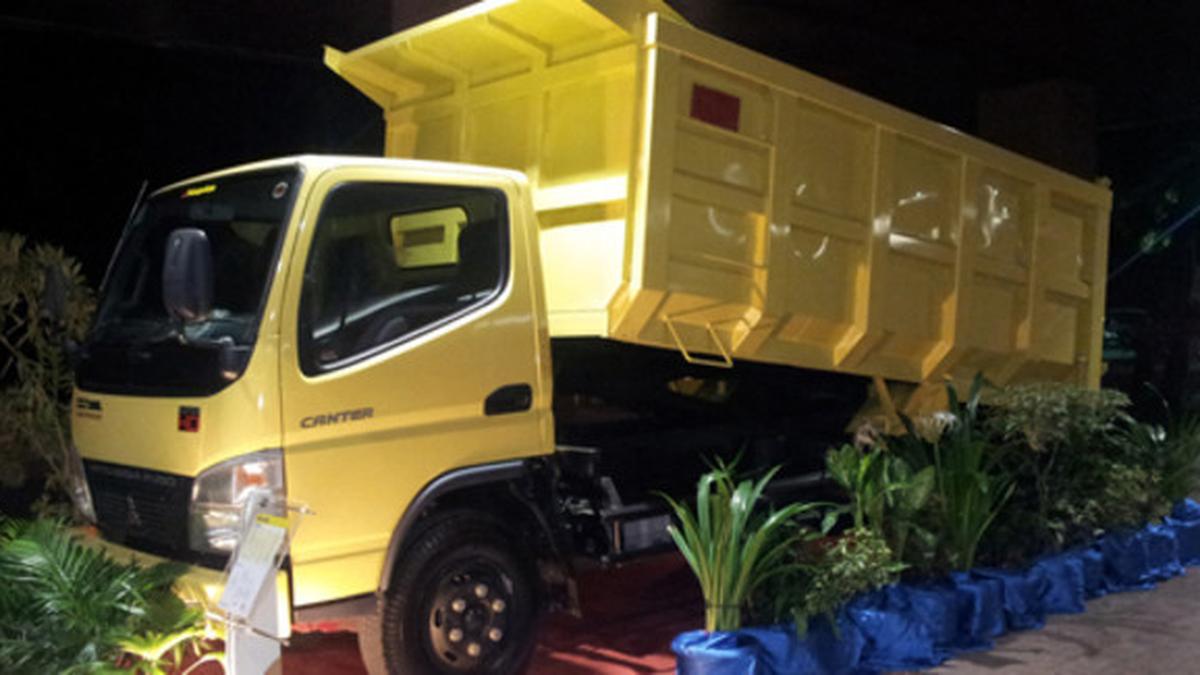 Dua Fungsi Truk Mitsubishi 6-Roda di Sawit Riau - Berita Otosia.com