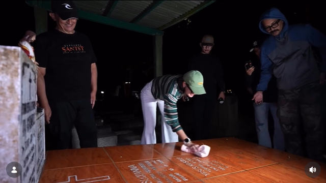 6 Potret Luna Maya Ziarah ke Makam Suzzanna Jelang Ramadan, Bawa Kabar ...