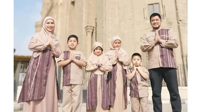 7 Inspirasi Outfit Gamis Oki Setiana Dewi, Tampil Anggun Dalam Balutan Busana Syari - Hot ...