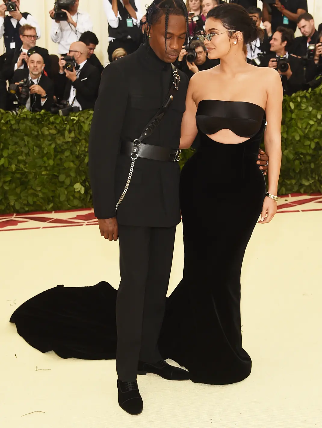 8 Potret Kemesraan Kylie Jenner dan Travis Scott