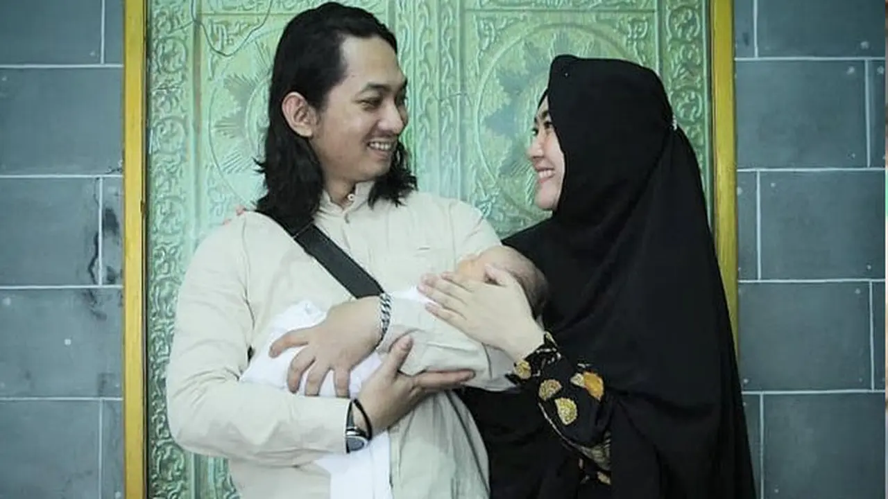Potret Penyanyi Sulis yang Jarang Tersorot Bersama Suami - ShowBiz ...