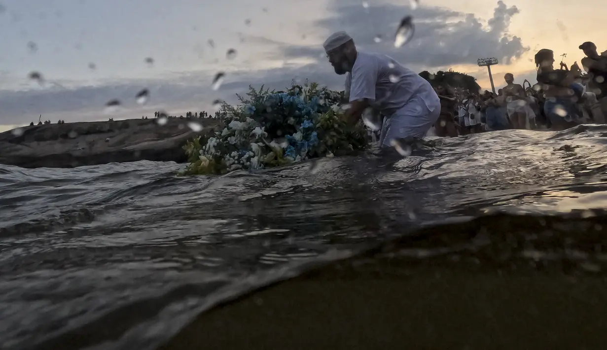 Melihat Pemuja Dewi Laut di Brasil Beri Penghormatan, Menari hingga ...