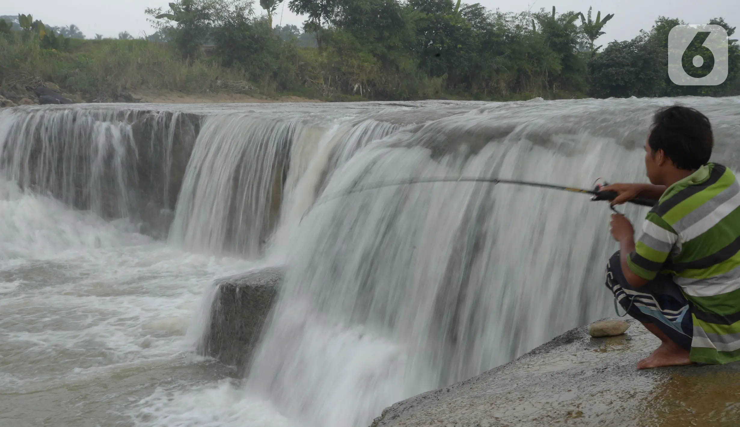 FOTO: Mengisi Waktu dengan Memancing Ikan di Sungai Cileungsi - Foto ...