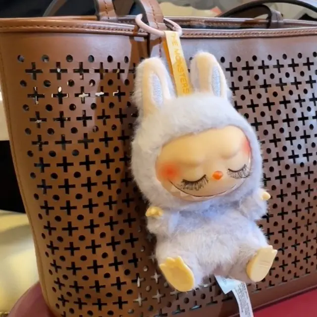 Boneka Labubu Tampil Makin Unik dengan Eyelash dan Nail Art - Lifestyle ...