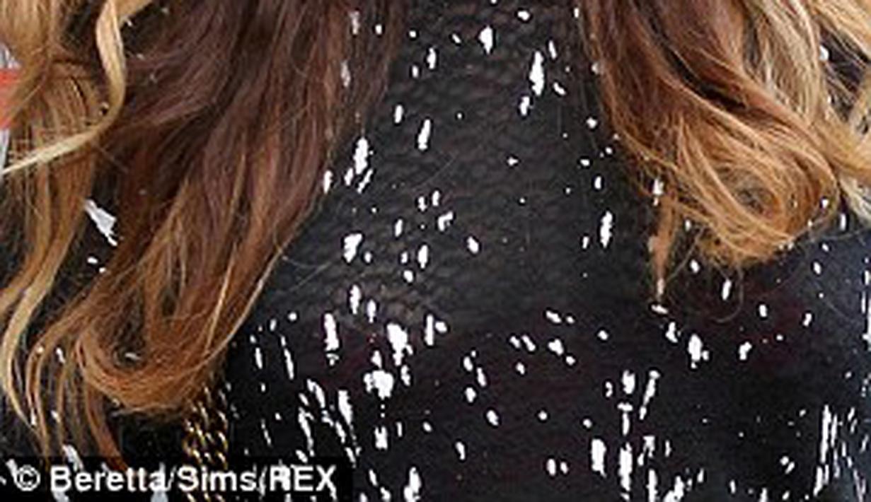 Dengan Wig Poni Wanita Ini Mendapatkan Aneka Bentuk Model Rambut Baru ...