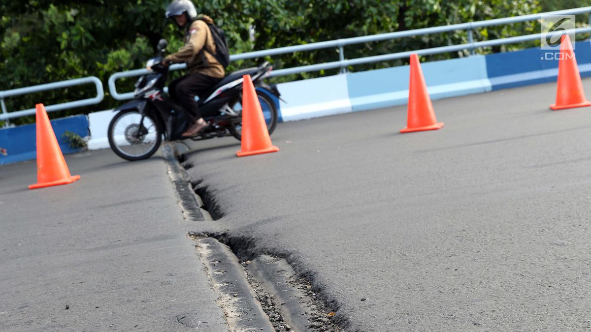 FOTO: Salah Satu Ruas Jalan Layang Kemayoran Retak - Foto Liputan6.com