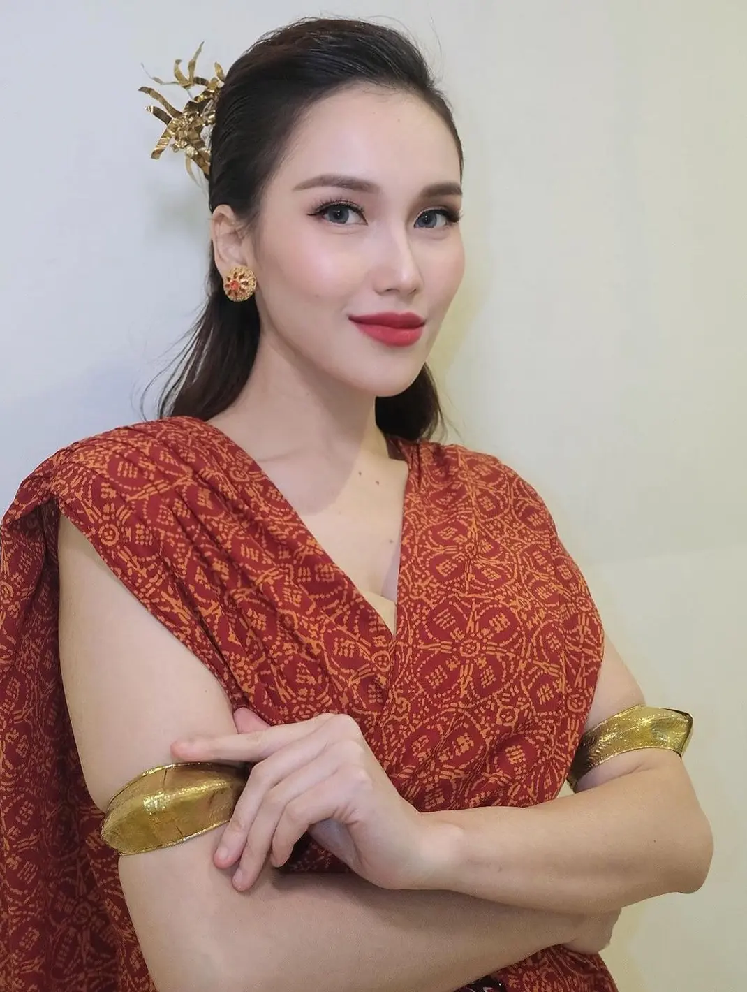 6 Gaya Makeup Ayu Ting Ting yang Cantiknya Bukan Editan, Berhasil Luluhkan Hati Anggota TNI ...