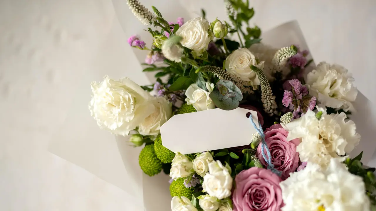 45 Contoh Kata-Kata untuk Kartu Ucapan Wisuda di Buket Bunga - Ragam ...