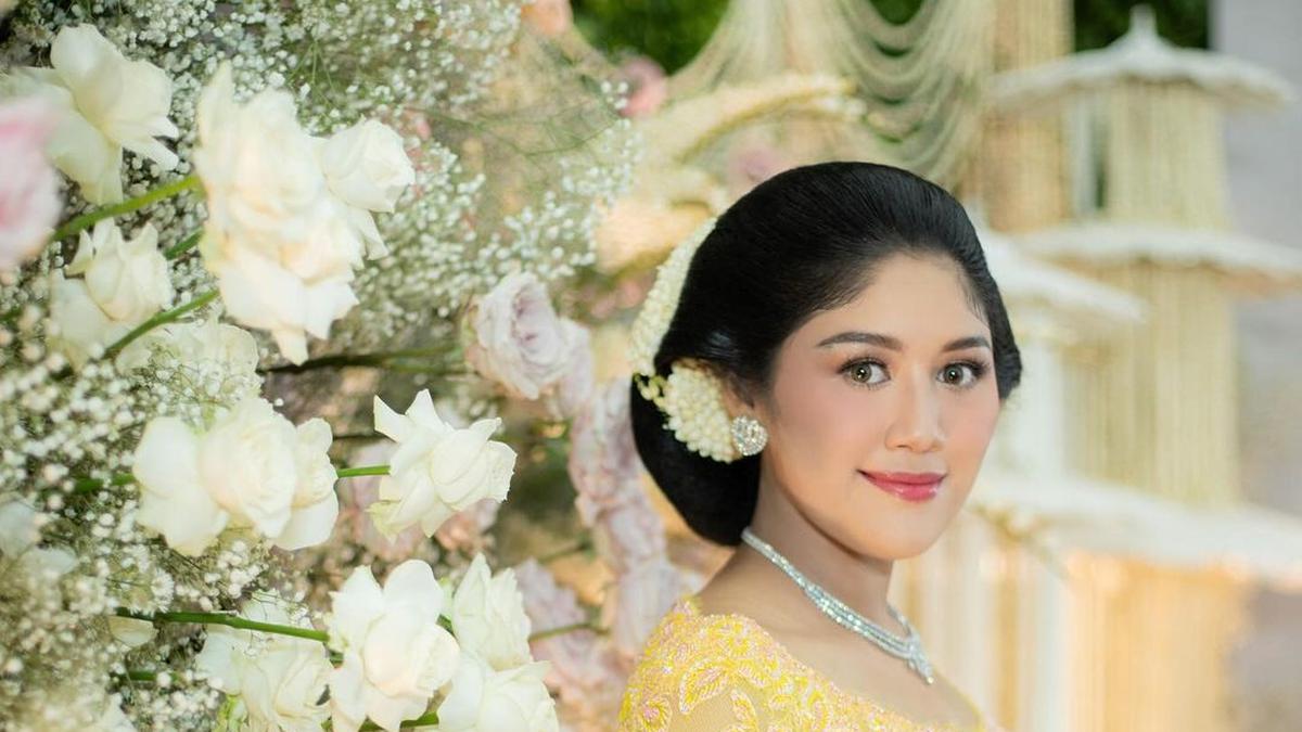 6 Potret Anggun Bumil Erina Gudono dengan Kebaya Kuning Cerah saat ...