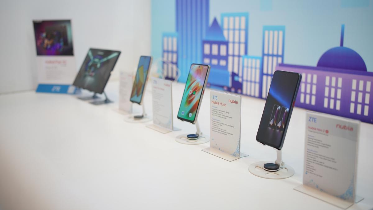 ZTE Pamer Smartphone Futuristik dan Server Canggih di Indocomtech 2024 ...