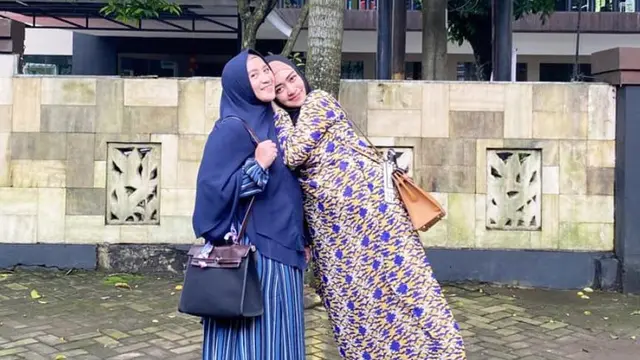 Mantap Berhijab, Ini 7 Potret Zeda Salim yang Jarang Tersorot - Hot ...