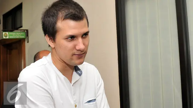 Stuart Collin Unggah Foto Bareng Istri dan Anak Usai Sidang Cerai ...