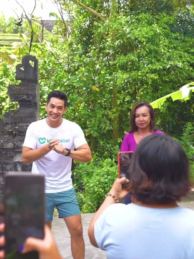 6 Potret Andrew White Jadi Instruktur Senam Ibu-Ibu Kompleks, Bikin ...