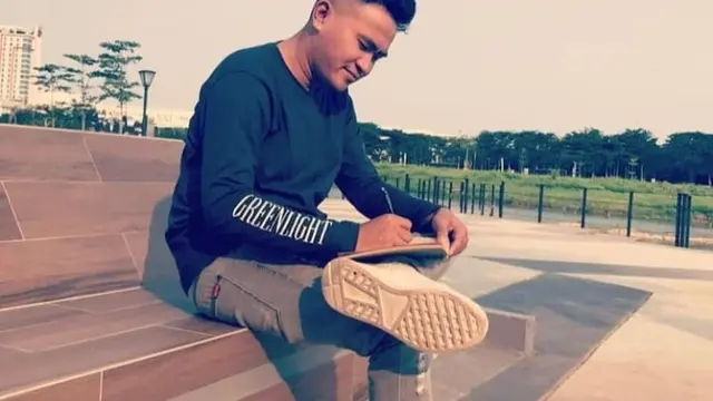 Penyanyi Arnold Robiansyah Luncurkan Single Religi Orang Tuaku ...