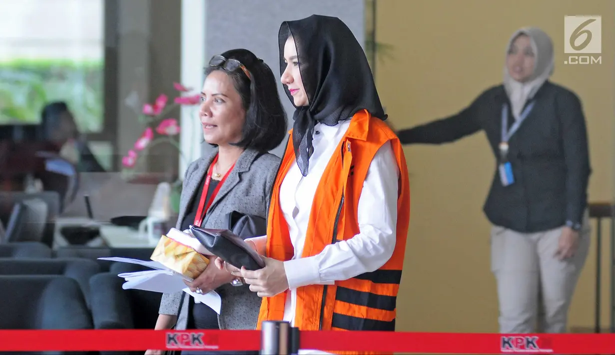 FOTO: Berkerudung Hitam, Bupati Cantik Rita Widyasari Kembali Diperiksa ...