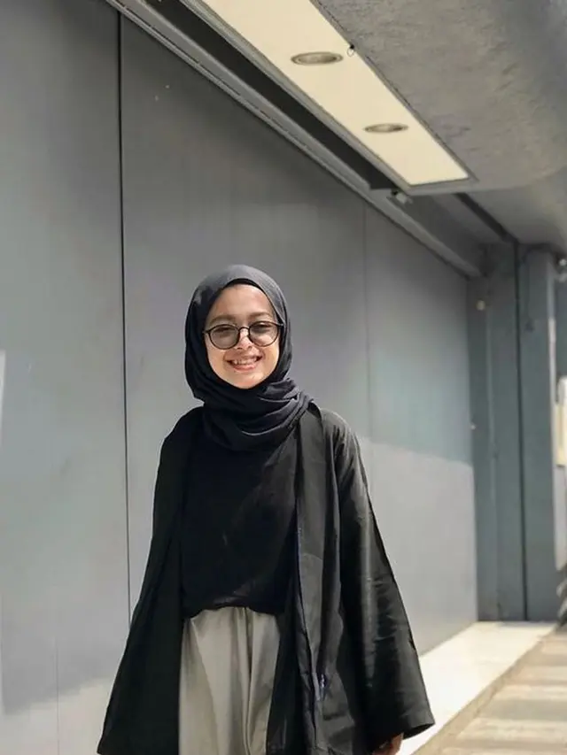 Tampil Kece di Idul Adha, 6 Ide OOTD Blouse Hitam Hijab untuk Usia 30 ...