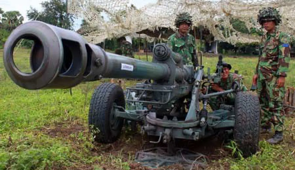 Sejumlah prajurit Korps Marinir TNI AL mempersiapkan senjata Howitzer ...