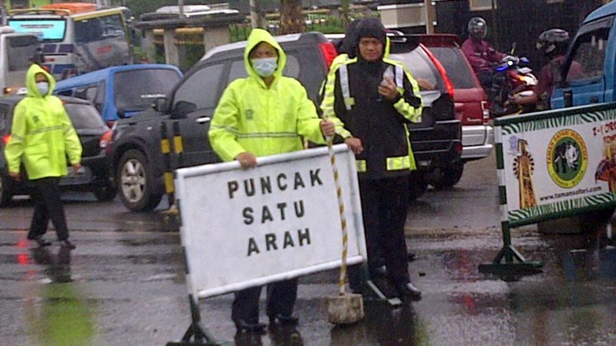 Dibiarkan, kemacetan simpang Ciawi semakin menggila - Berita Otosia.com