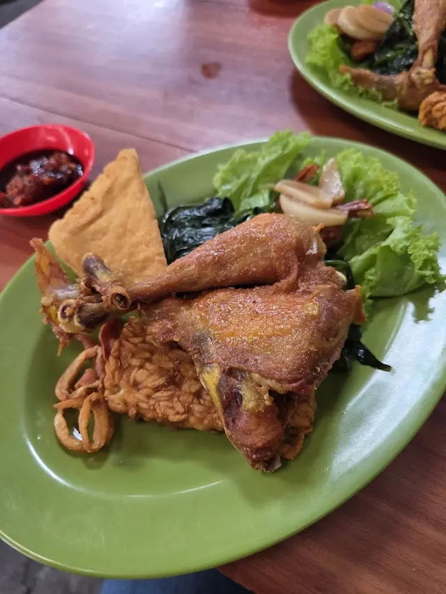 10 Rekomendasi Ayam Goreng Dekat Stasiun Bandung, Jelajahi Cita Rasa ...