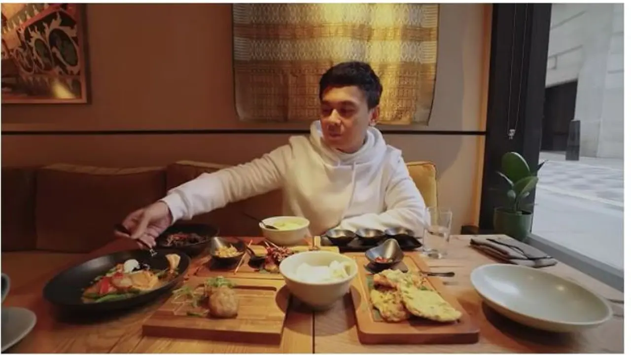 Raditya Dika Bersantap di Restoran Indonesia Bernama Toba di Pusat Kota ...