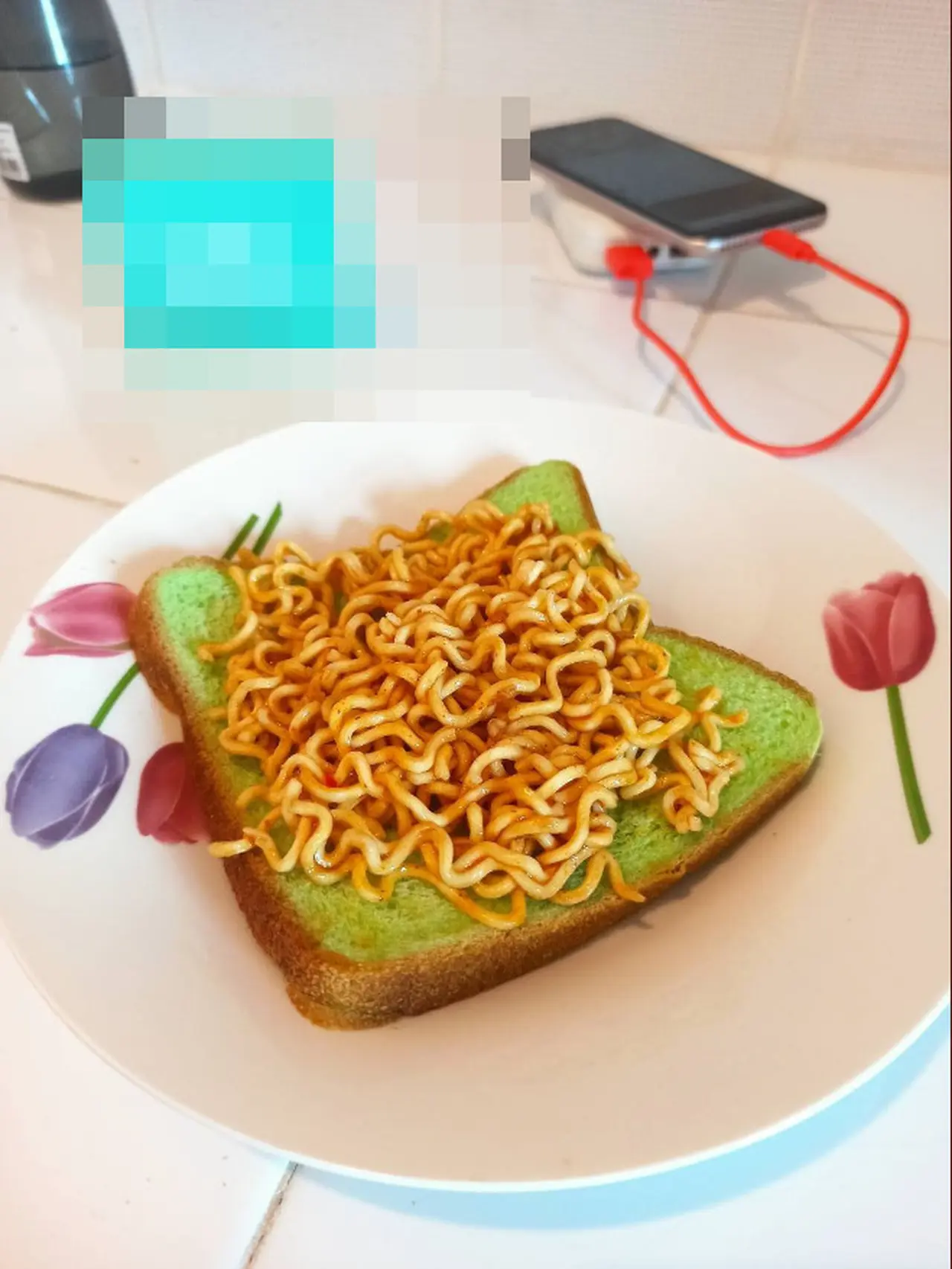 6 Potret Nyeleneh Makan Mi Pakai Roti Tawar, Banyak yang Sebut Enak ...