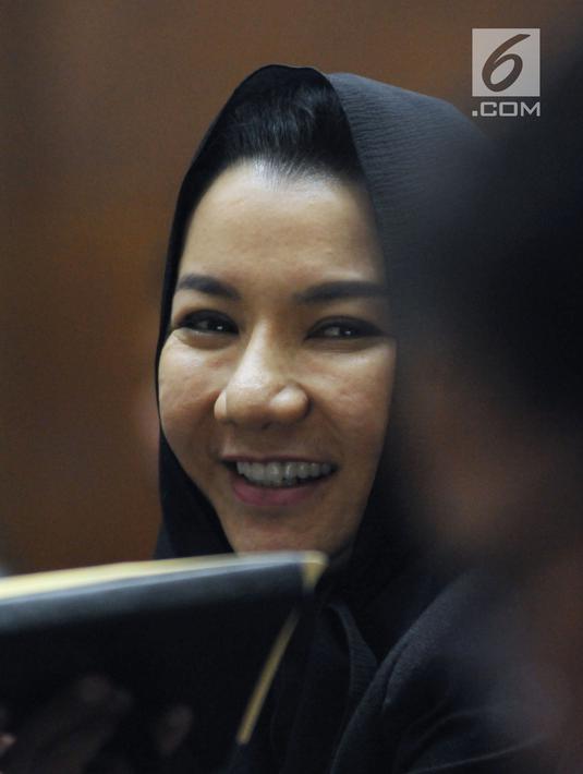 FOTO: Rita Widyasari Saksikan Sidang Hery Sutanto Gun - Foto Liputan6.com