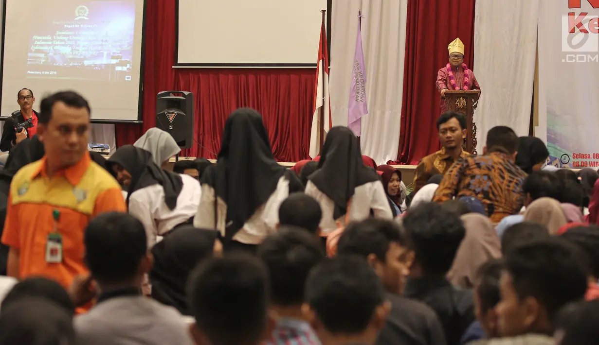 FOTO: Berkalung Bunga, Oesman Sapta Beri Kuliah Kebangsaan di ...