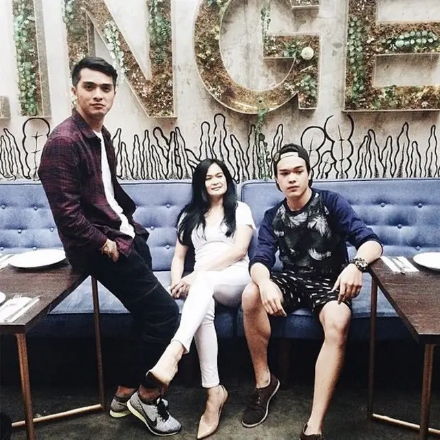 7 Momen Kedekatan Donna Harun dan Kedua Putranya, Bak Kakak Adik - Hot Liputan6.com