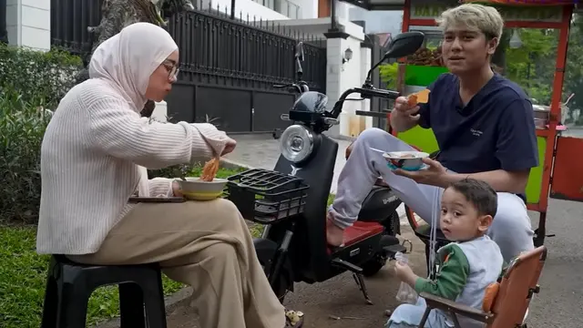 Potret Lesti Kejora bareng Rizky Billar dan Anak Keliling Komplek, Jajan Bakso Gerobak ...