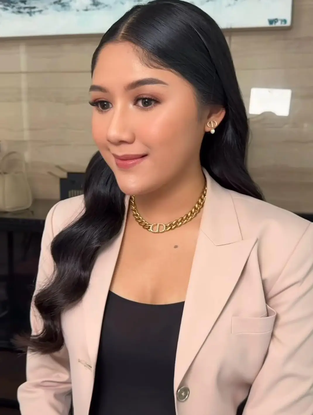 6 Pesona Lady Boss Bumil Erina Gudono Perlihatkan Baby Bump dengan ...