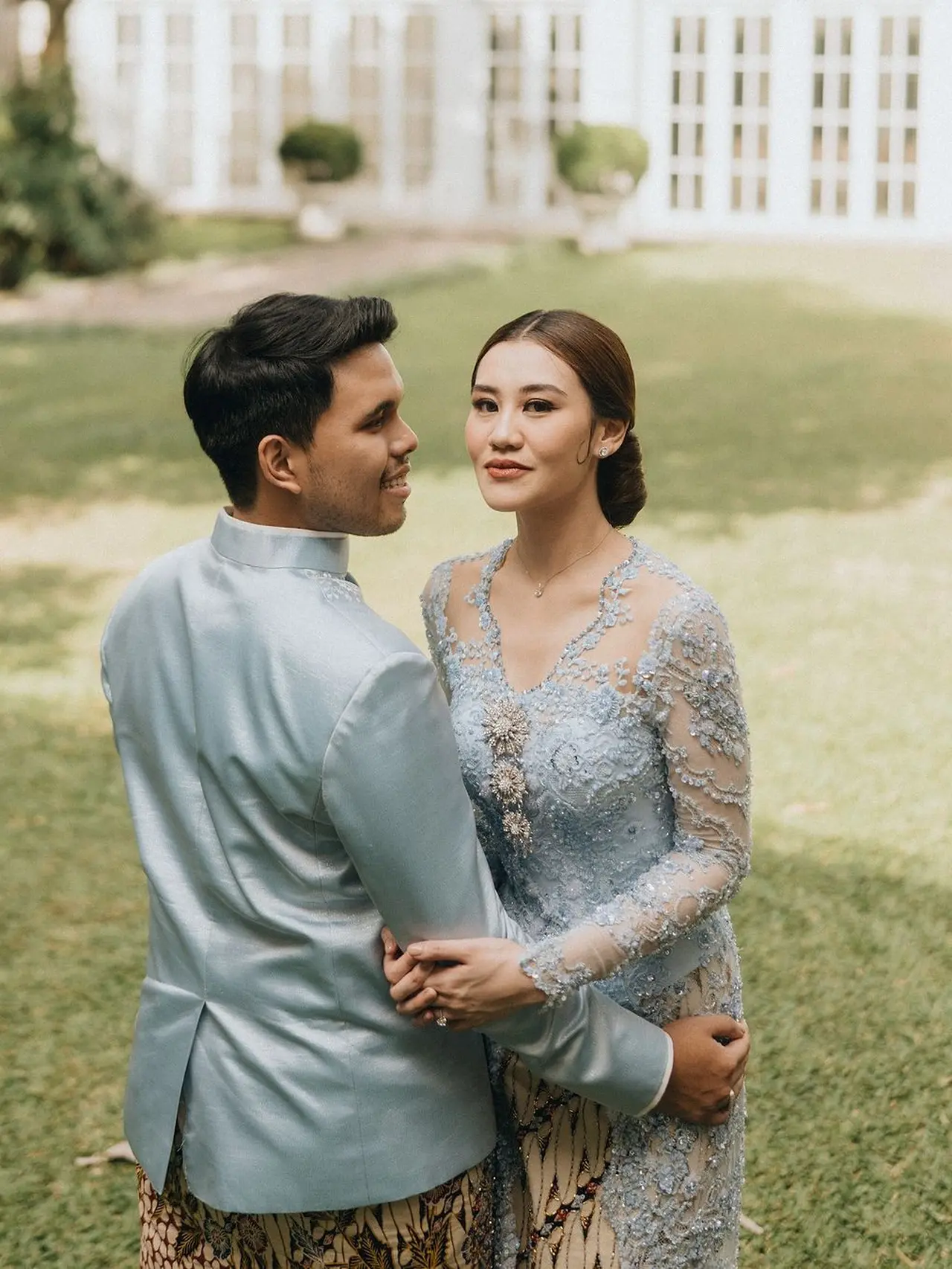 6 Potret Kebaya Biru Aaliyah Massaid Saat Dilamar Thariq Halilintar, Desainer Ulas Makna Motif ...